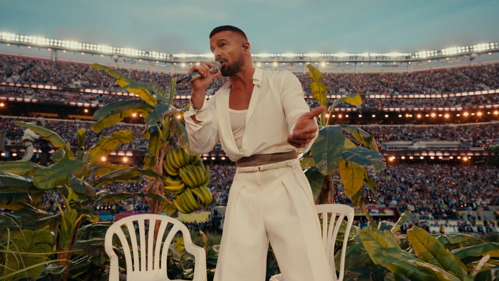 Bad Bunny & Ricky Martin - LO QUE LE PASÓ A HAWAii (Live) (Single ...